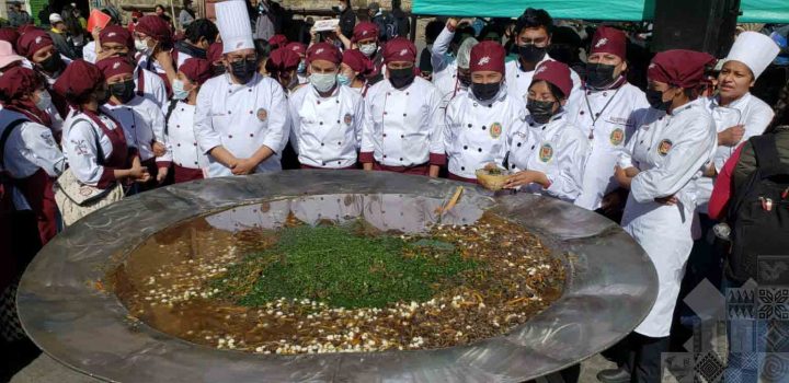 Presentan el plato de «Chairo paceño mas grande del Mundo» como ...